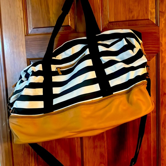 DSW | Bags | New Dsw Duffel Bag Weekender Xl With Shies Compartments ...
